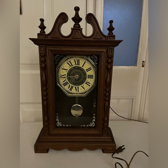 Spartus | Wall Decor | Vintage Spartus Classic Brown Pendulum Clock ...